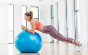 I 10 esercizi con fitball per mantenersi in forma - Passion Fitness